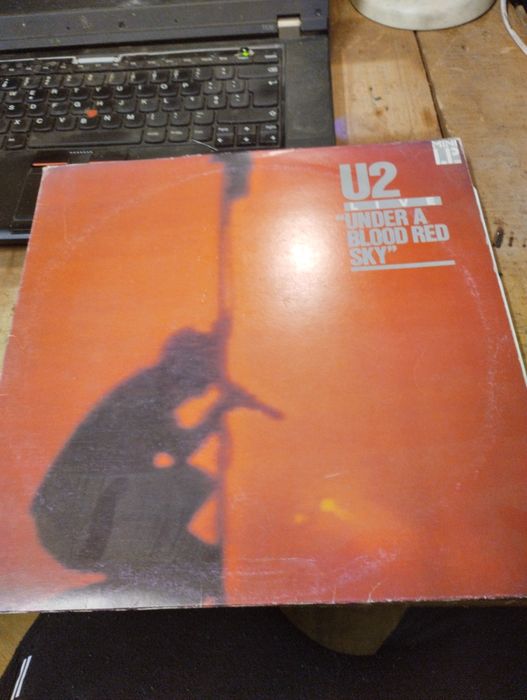 Disco vinil U2 under a blood Red Lousa • OLX Portugal