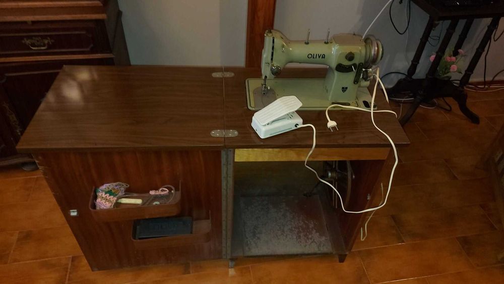 Máquina Costura Oliva CL 50 com móvel e motor/pedal elétrico Paranhos ...