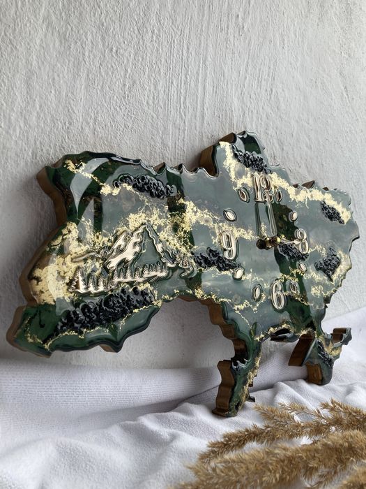 Настінний годинник мапа України з епоксидної смоли Розмір 50 32 см 3 100 грн Витвори