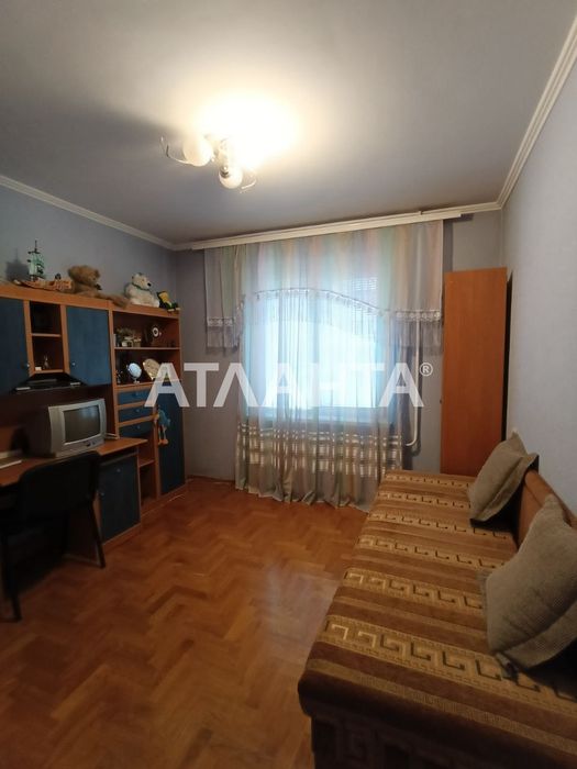 3-х кімнатна, 1 поверх, Майдан: 80 000 $ - Продаж квартир Чернівці на Olx