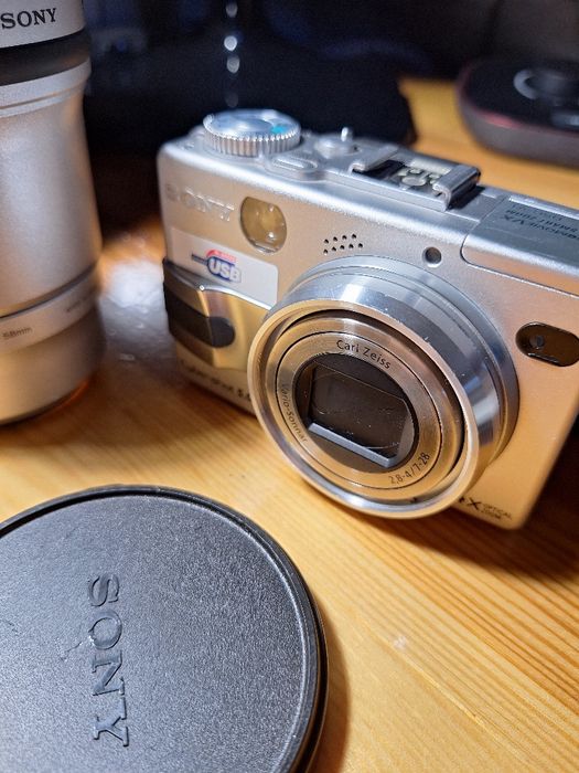Sony CyberShot 5.0 MegaPixels 4xO.Z. + tele end conversion lens ...