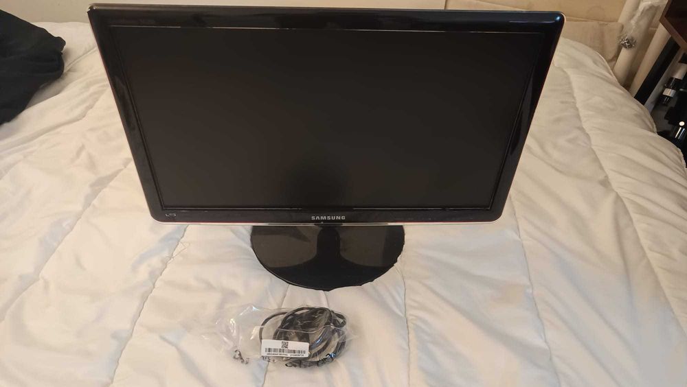 Monitor Samsung 21,5" - HDMI/DVI/VGA - Com Som Lumiar • OLX.pt