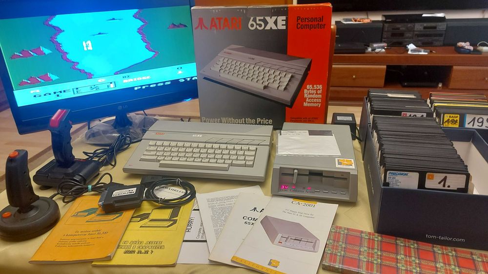 ATARI 65 XE + stacja dysków Ca-2001 z TOMS Turbo +276 dyskietek+2 joye ...