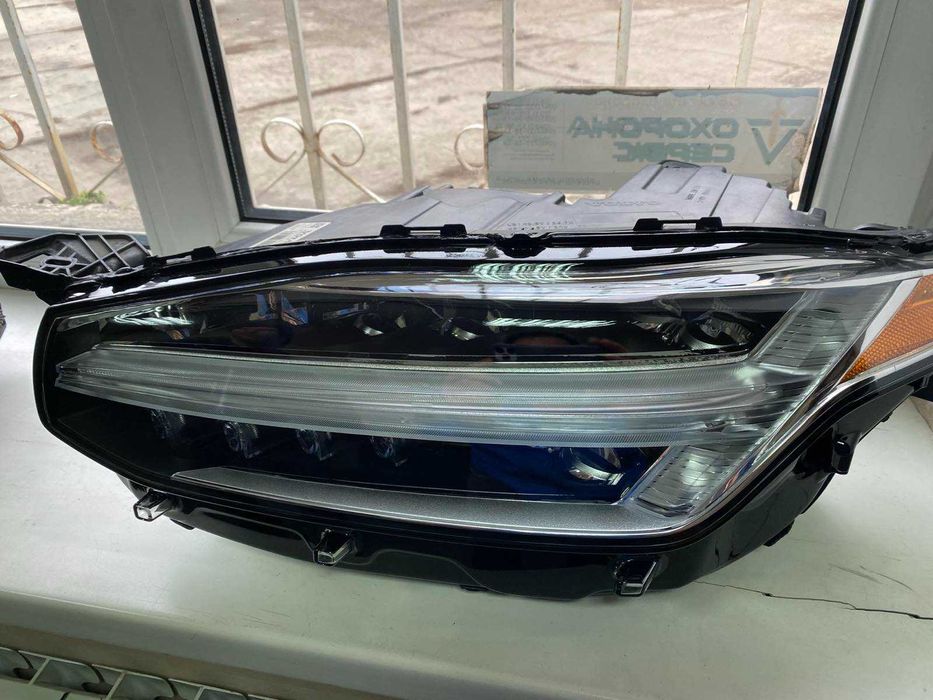Стекло фары VOLVO XC90 2016-2019 — левое / правое: 3 500 грн. - Бічне ...
