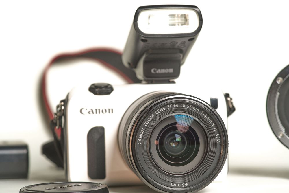 Canon EOS M + Lente 18-55mm + flash + Eos adaptador São Domingos de ...