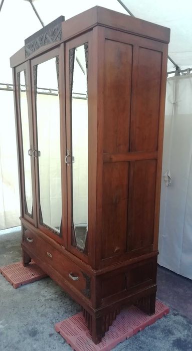 Guarda-fatos Roupeiro antigo em madeira maciça com espelhos e gavetão ...