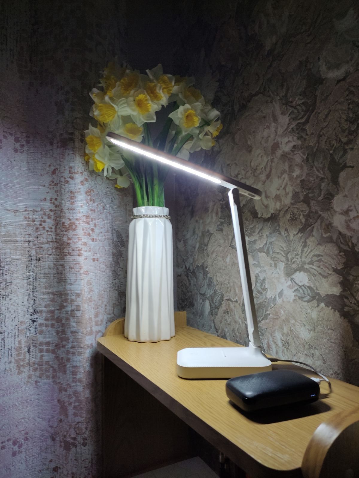 Настольна LED лампа: 650 грн. - Освітлення Львів на Olx