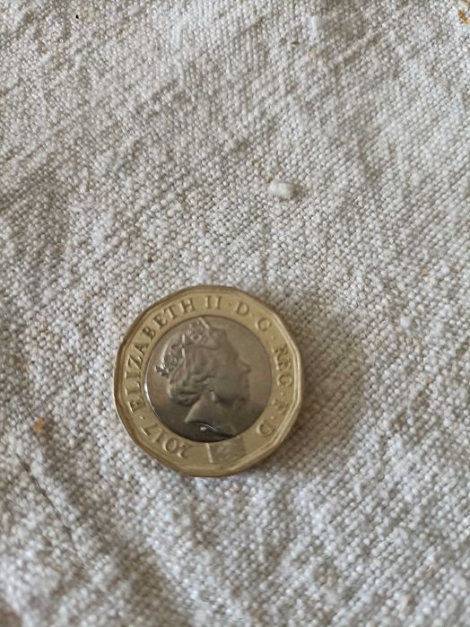 Moeda One pound Elizabeth II 2017 Vilar de Andorinho • OLX Portugal