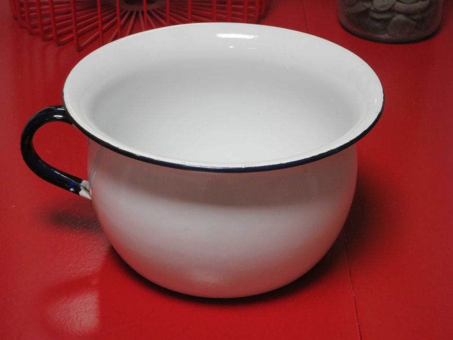 Penico antigo em esmalte branco Algés, Linda-A-Velha E Cruz Quebrada ...