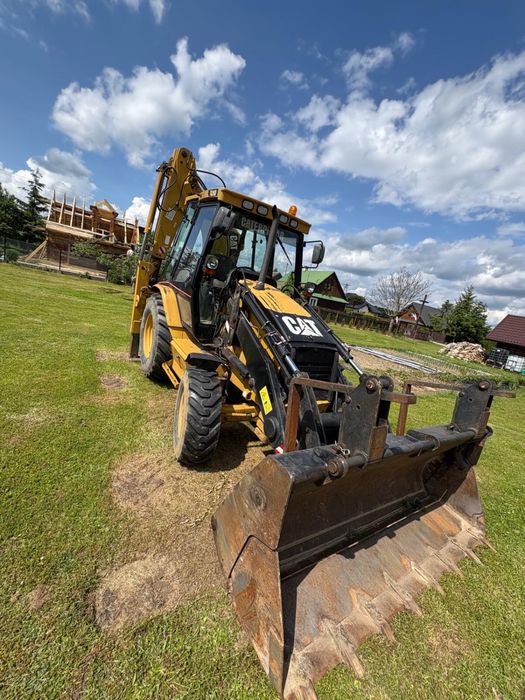 Caterpillar 428D 4x4 – Koparko-ładowarka z plugiem do odsnieżani ...