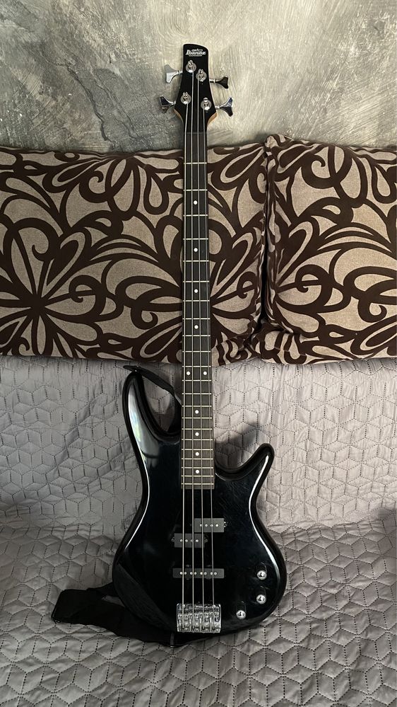 Бас-гитара 4 струны черная Ibanez + чехол подставка и комбоусилитель ...
