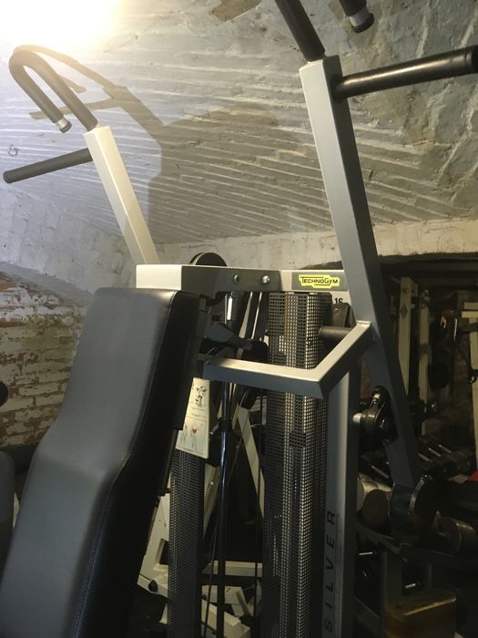 Technogym isotonic vertical traction plecy z gory silownia obciazenie ...