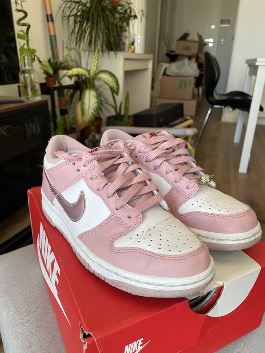 Ténis Nike Dunk Low GS 36,5 rosa e branco na CAIXA Avenidas Novas • OLX.pt