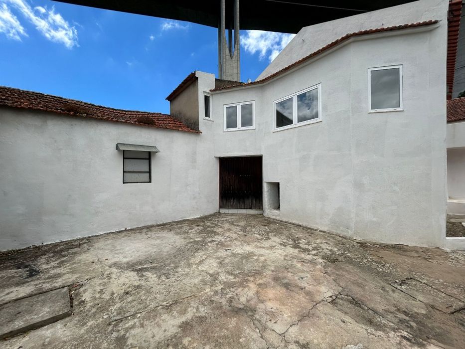 Moradia T2 com anexos e logradouro Alhandra, São João Dos Montes E ...