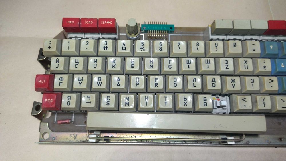 Клавиатура Чехословацкого компьютера Zbrojovka, старая клавиатура: 1 ...