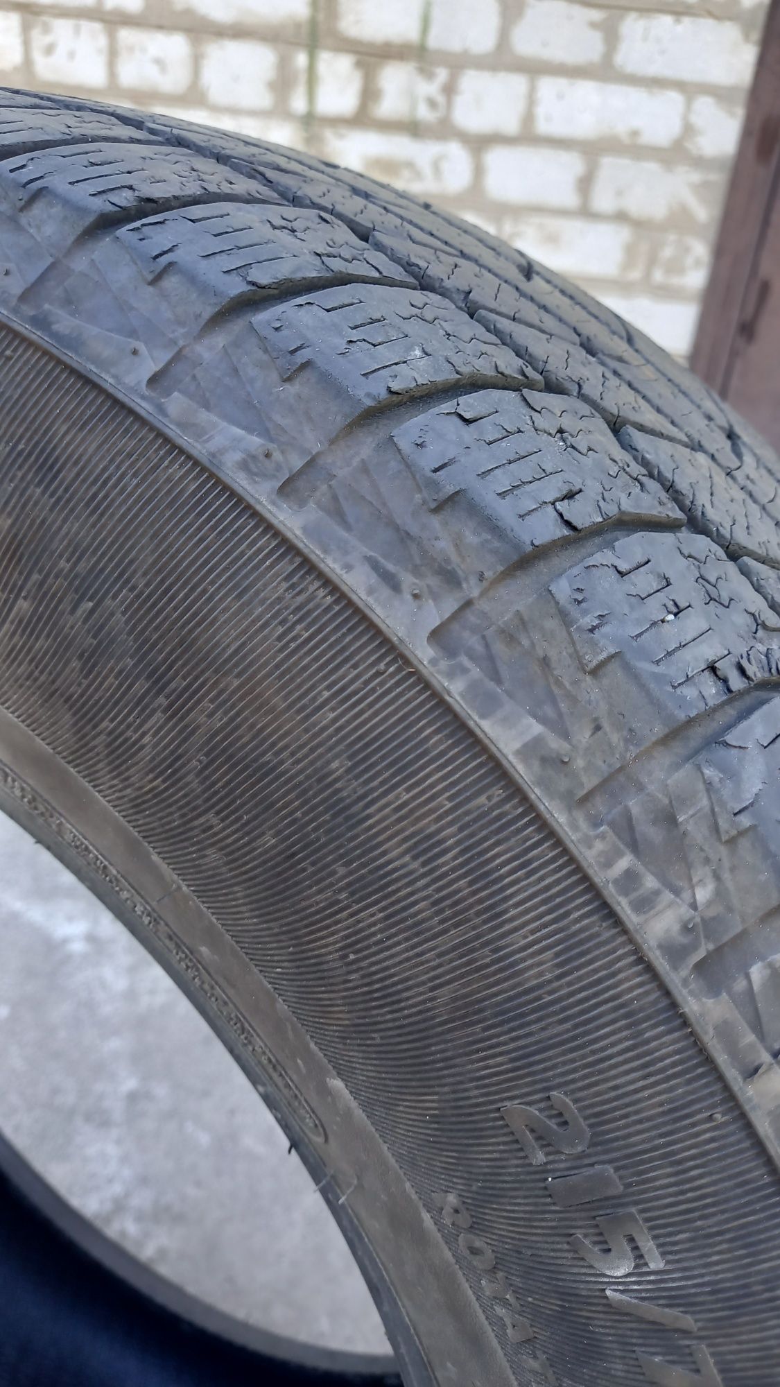 Шини зимові пара 215 / 70 R 16: 500 грн. - Автошини Київ на Olx