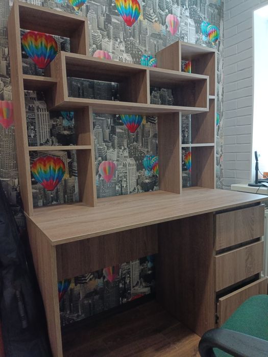 Шкільний стіл як новий з поличками і шухлядами 3 500 грн Офісні меблі Лубни на Olx