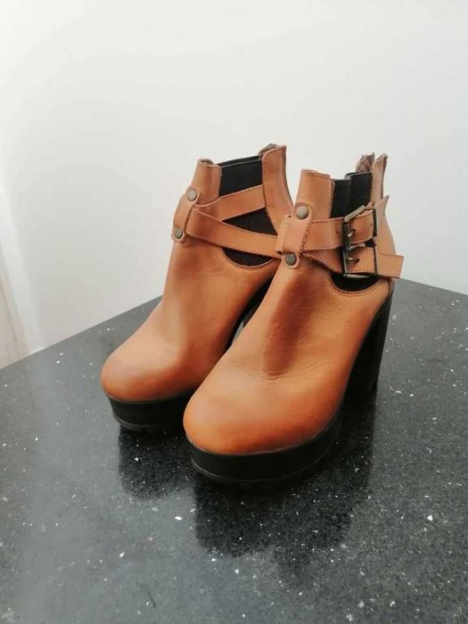 Botins de salto de cunha cor camel, marca Seaside, nº 38, confortáveis ...