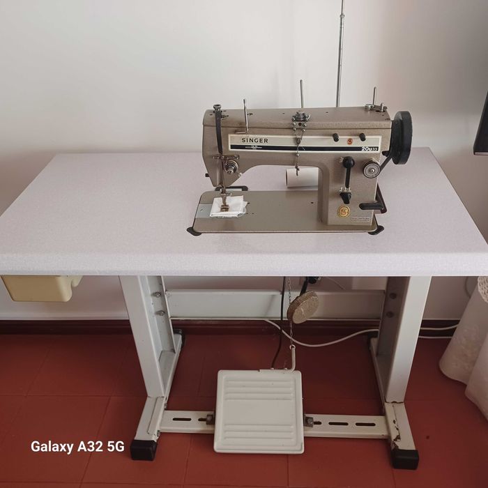 Máquina de costura seminova da SINGER 20u33 e semi industrial. Encosta ...