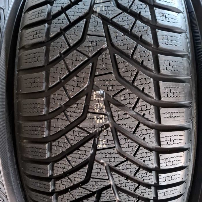275/45/18+245/50/18 R18 Yokohama BluEarth V905 4шт нові зима: 6 000 грн ...