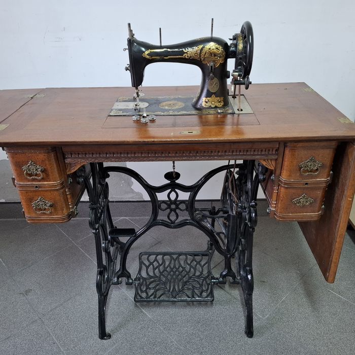 Zabytkowa maszyna do szycia Singer 100 letnia z napędem na pedał nożny ...