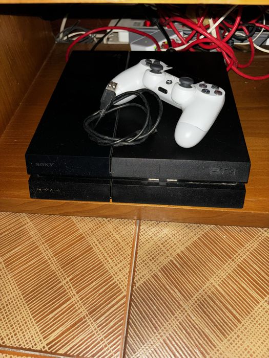 Vendo PS4 com 1 comando Salreu • OLX.pt