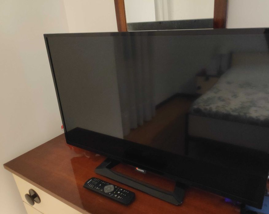 TV LCD Philips 32 Polegadas com comando a funcionar 100% Ramalde • OLX.pt