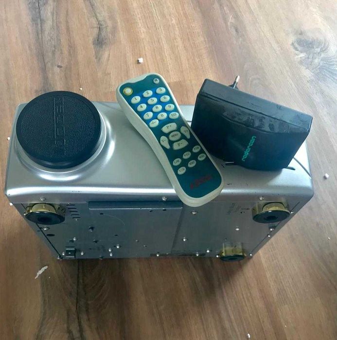 Projector de Video e TV LCD com Tela de Projeção Carcavelos E Parede ...