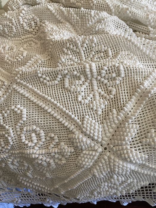 Colcha de renda cama casal feita à mão Avintes • OLX Portugal