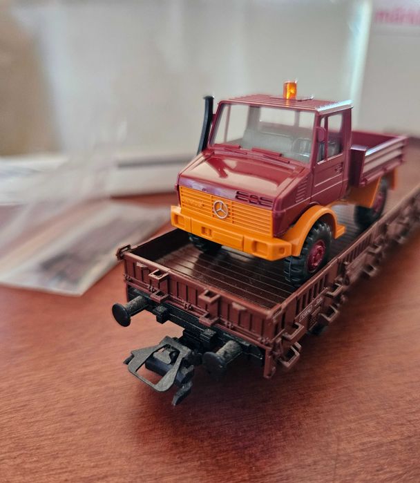 Modelismo comboios colecção - MARKLIN 00753 H0 - Vagão com UNIMOG ...