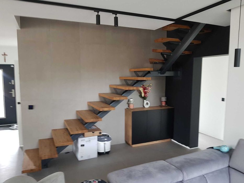 Schody metalowe na belce centralnej loft podstopnie wycinane laserowo ...