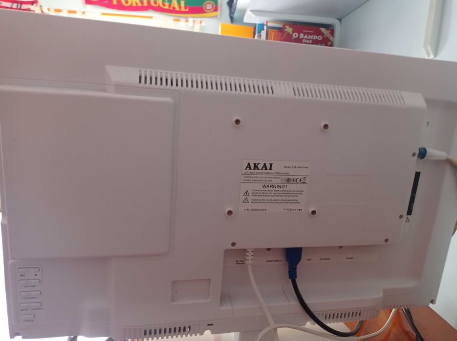 Monitor LCD 24 polegadas écran partido mas a funcionar Rio de Mouro • OLX.pt