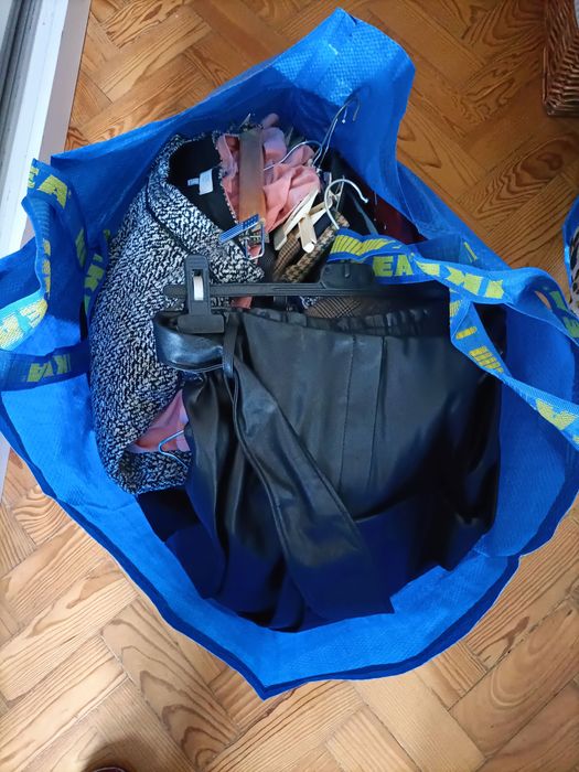Cesto (saco IKEA] com cerca de 30 saias variadas de tamanho médio ...