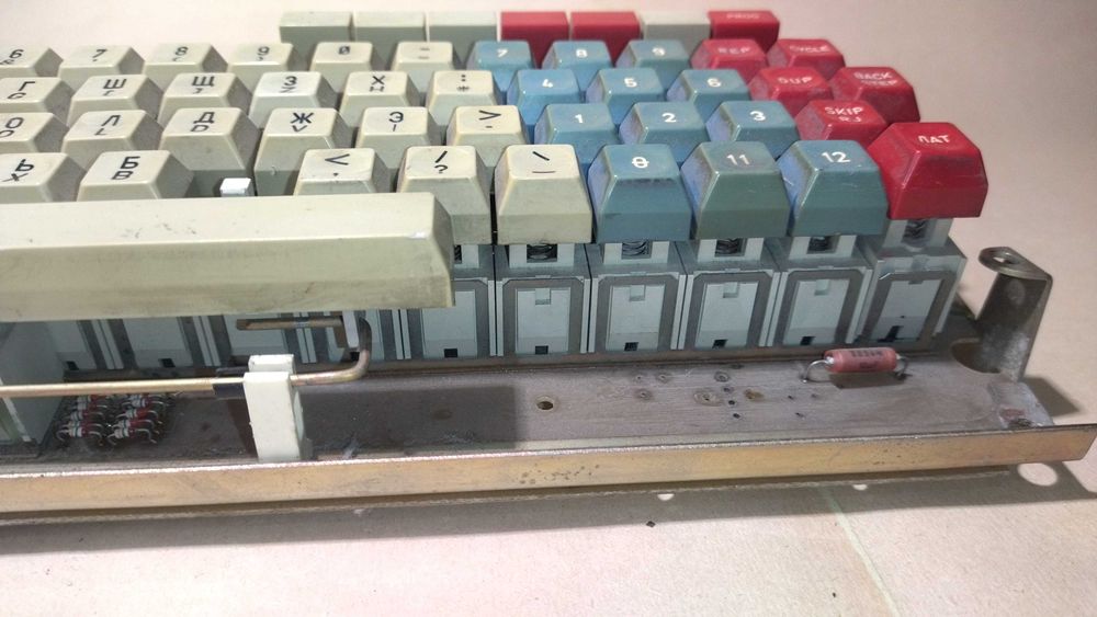 Клавиатура Чехословацкого компьютера Zbrojovka, старая клавиатура: 1 ...