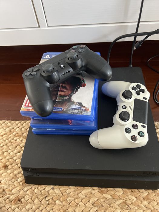 Ps 4 com 2 comandos e jogos Vila do Conde • OLX.pt