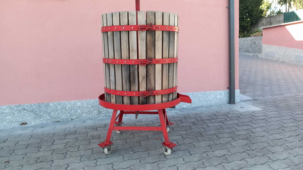 Prensa para uvas/vinho com rodas (usada apenas 1 vez) Lanhoso • OLX.pt