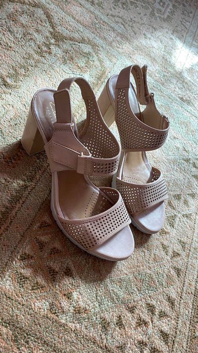 Sandały CLARKS 41 25,5 cm skórzane nude beżowe beż cieliste Kalisz • OLX.pl