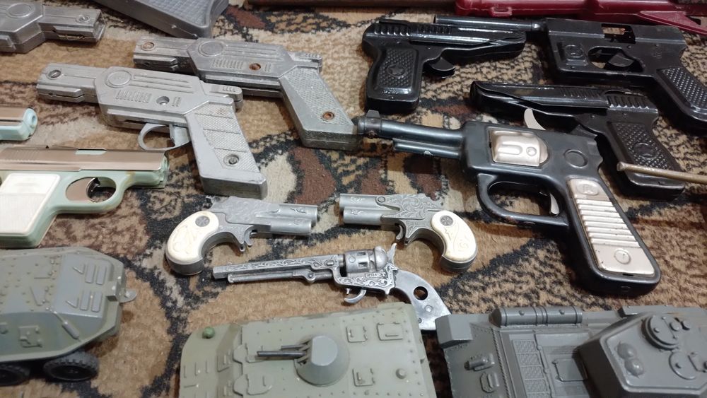 Разные детские игрушки ссср пистолеты автоматы ружья военая техника ...