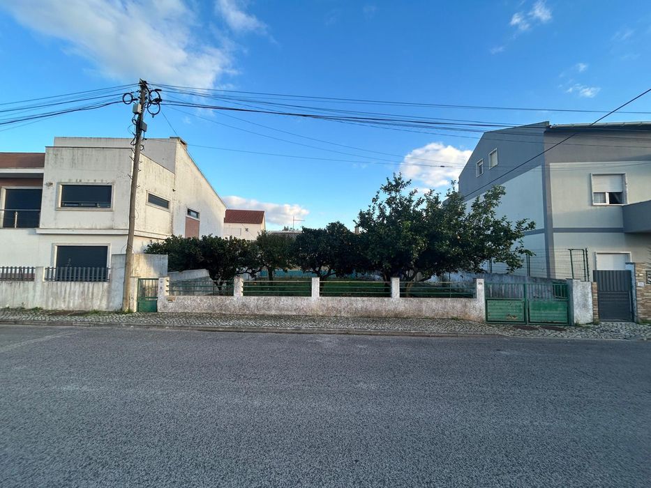 Terreno com moradia T1 + sótão Loures • OLX.pt