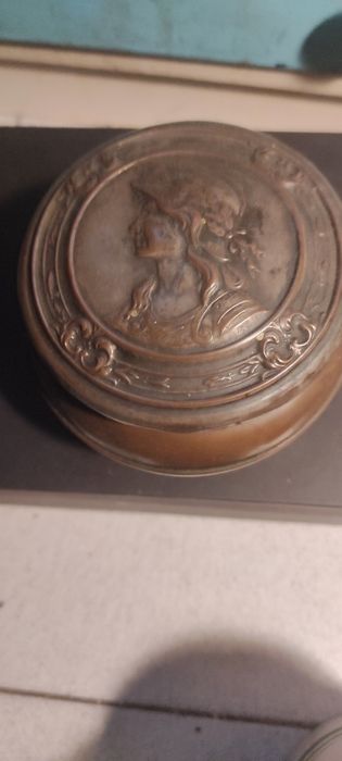 Caixa muito bonita e antiga Alcântara • OLX.pt