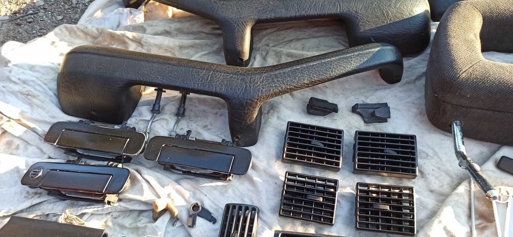 Запчастини audi 200 3B,100 C3,V8 D11,підголівники,пам'ять,підлокітники ...