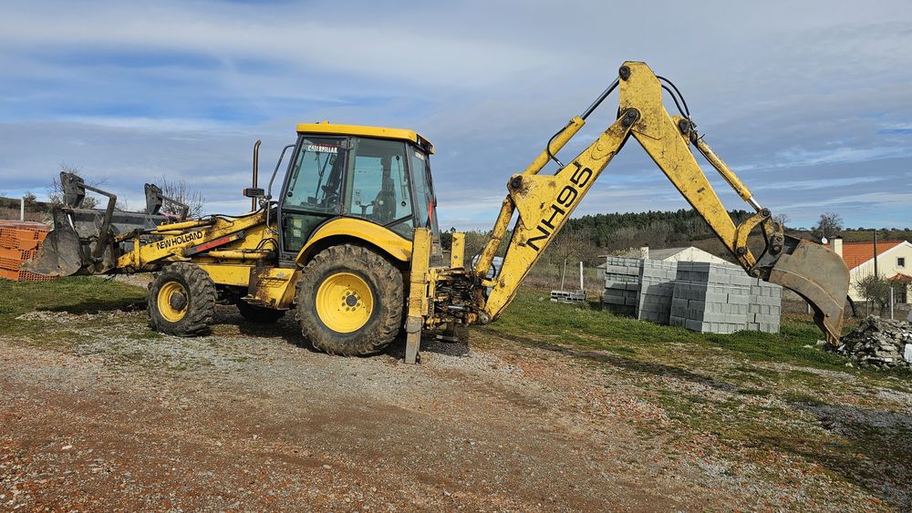 Retroescavadora New Holland NH 95 Genísio • OLX.pt