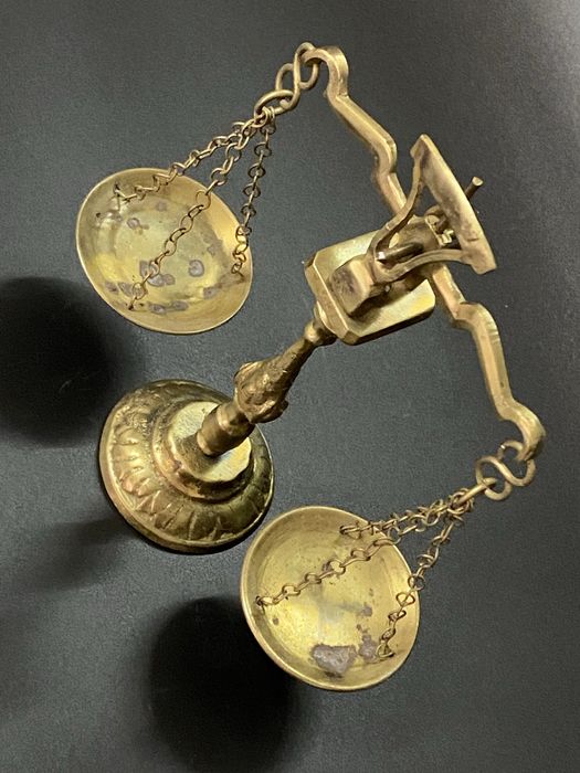 Dekoracyjna waga szalkowa mosiężna figurka Temida mosiądz Kluczbork ...