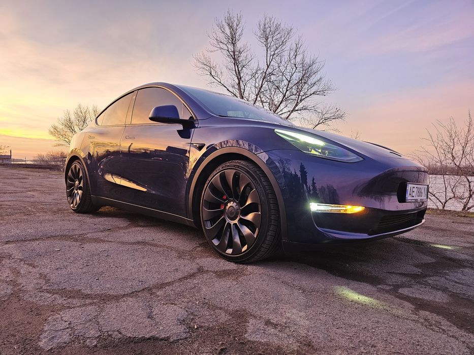 В родной краске Tesla Model Y Performance 2022 FSD, шумка, доводчики ...