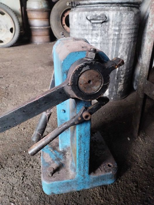 Prasa ręczna zaciskarka nitów do pił tartacznych gater Serock • OLX.pl