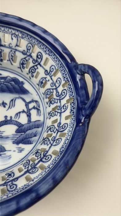 Cesta vintage chinesa em porcelana azul e branca com pegas Moscavide E ...