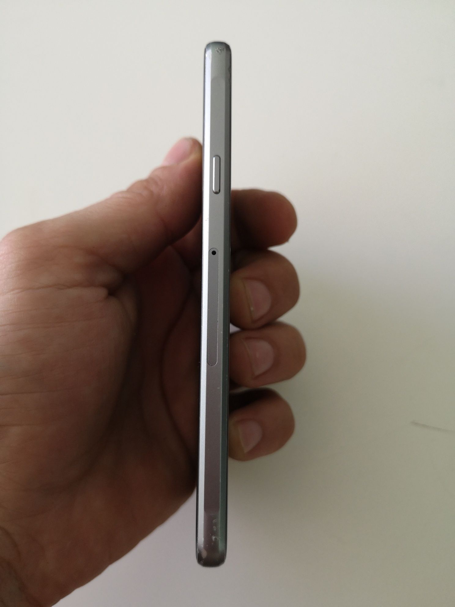 Самсунг А3 Samsung a3 металевий корпус гарний стан компактний: 675 грн ...