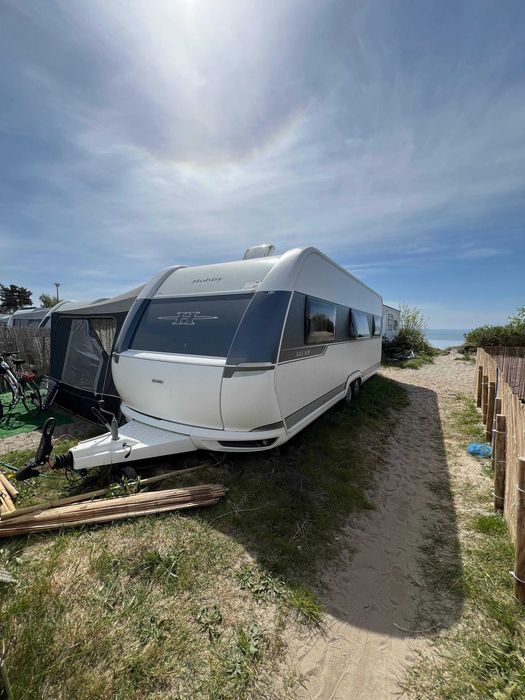 Przyczepa kempingowa Hobby 645 VIP z miejscem na kempingu Sun4Hel ...