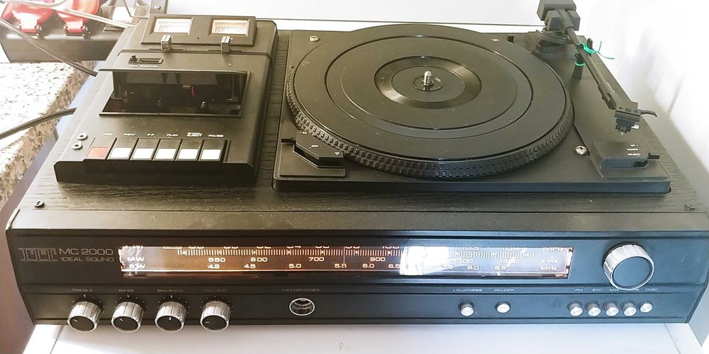 Gira Discos ITT 2000 (c/ radio & leitor de cassetes) 1970 Sé • OLX.pt