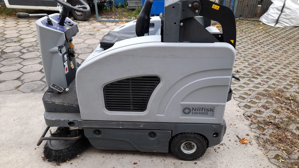 Zamiatarka przemysłowa Nilfisk Advance Sweeper SW4000 B Międzychód • OLX.pl